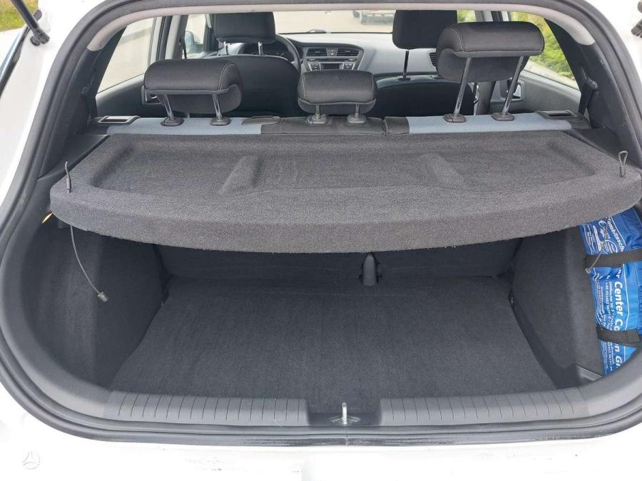 White Hyundai i20 2017 in Vilnius, with an engine capacity of 1.30 L and mileage of 162 thousand km for 5850 €, photo 18 on AUTOMOTO.COM.LV