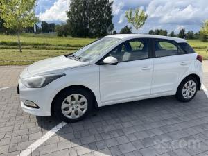 White Hyundai i20 2017 in Riga, with an engine capacity of 1.20 L and mileage of 125 thousand km for 5300 €, photo  on AUTOMOTO.COM.LV