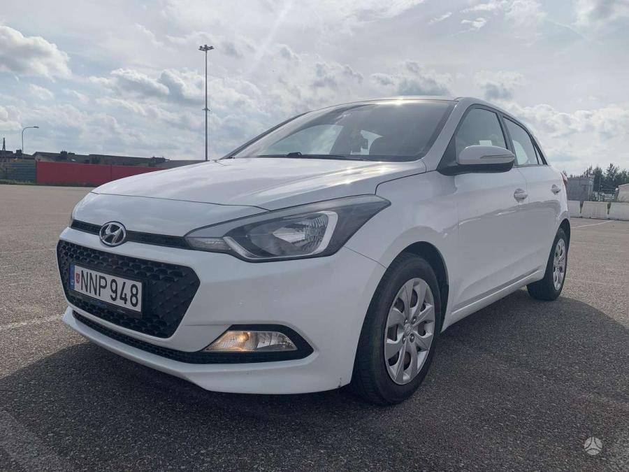 White Hyundai i20 2017 in Vilnius, with an engine capacity of 1.25 L and mileage of 127 thousand km for 7700 €, photo 1 on AUTOMOTO.COM.LV