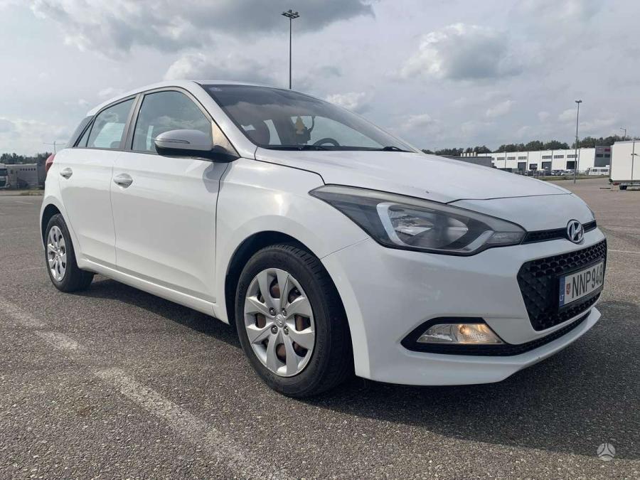 White Hyundai i20 2017 in Vilnius, with an engine capacity of 1.25 L and mileage of 127 thousand km for 7700 €, photo 4 on AUTOMOTO.COM.LV
