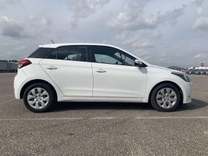 White Hyundai i20 2017 in Vilnius, with an engine capacity of 1.25 L and mileage of 127 thousand km for 7700 €, photo 5 on AUTOMOTO.COM.LV