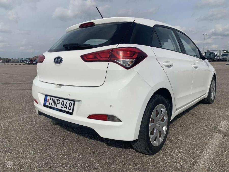 White Hyundai i20 2017 in Vilnius, with an engine capacity of 1.25 L and mileage of 127 thousand km for 7700 €, photo 6 on AUTOMOTO.COM.LV
