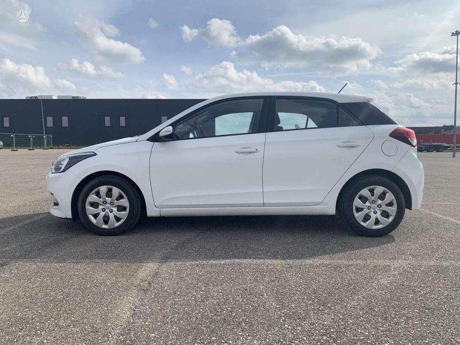 White Hyundai i20 2017 in Vilnius, with an engine capacity of 1.25 L and mileage of 127 thousand km for 7700 €, photo 9 on AUTOMOTO.COM.LV