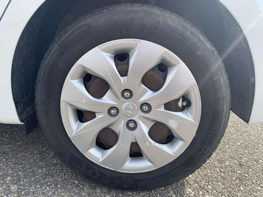 White Hyundai i20 2017 in Vilnius, with an engine capacity of 1.25 L and mileage of 127 thousand km for 7700 €, photo 15 on AUTOMOTO.COM.LV