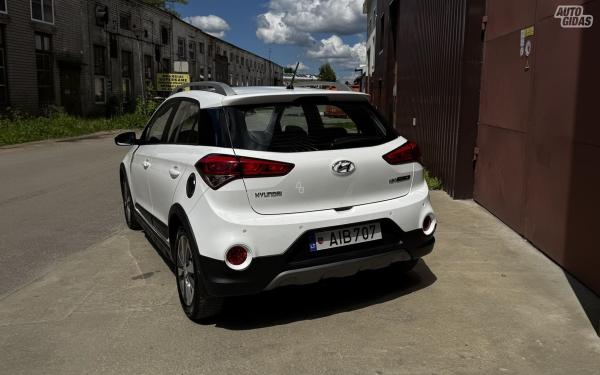 White Hyundai i20 2017 in Vilnius, with an engine capacity of 0.90 L and mileage of 107 thousand km for 7800 €, photo 5 on AUTOMOTO.COM.LV