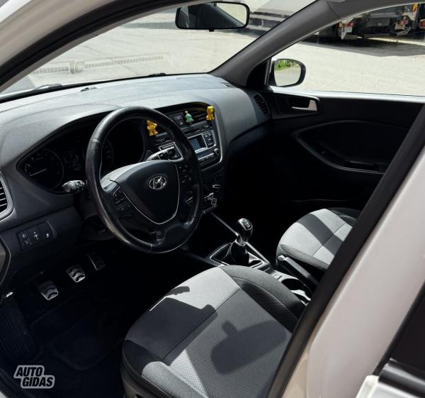 White Hyundai i20 2017 in Vilnius, with an engine capacity of 0.90 L and mileage of 107 thousand km for 7800 €, photo 10 on AUTOMOTO.COM.LV