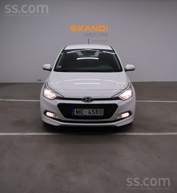 White Hyundai i20 2018 in Riga, with an engine capacity of 1.20 L and mileage of 195 thousand km for 5790 €, photo 2 on AUTOMOTO.COM.LV