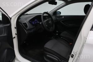 White Hyundai i20 2018 in Riga, with an engine capacity of 1.20 L and mileage of 195 thousand km for 5790 €, photo 8 on AUTOMOTO.COM.LV