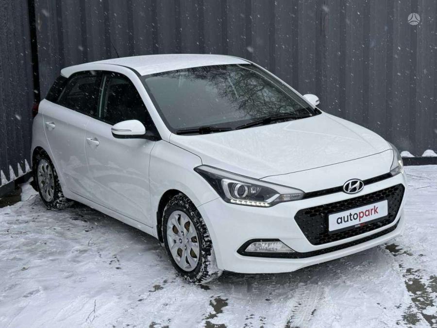 White Hyundai i20 2018 in Vilnius, with an engine capacity of 1.37 L and mileage of 182 thousand km for 6900 €, photo 2 on AUTOMOTO.COM.LV