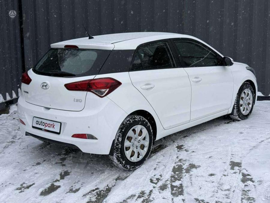 White Hyundai i20 2018 in Vilnius, with an engine capacity of 1.37 L and mileage of 182 thousand km for 6900 €, photo 3 on AUTOMOTO.COM.LV