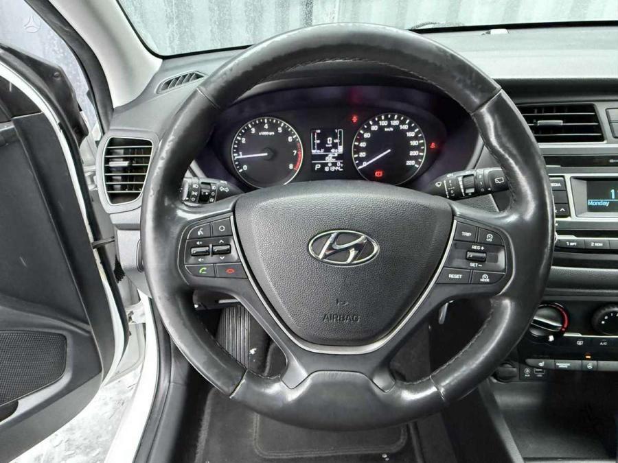 White Hyundai i20 2018 in Vilnius, with an engine capacity of 1.37 L and mileage of 182 thousand km for 6900 €, photo 9 on AUTOMOTO.COM.LV