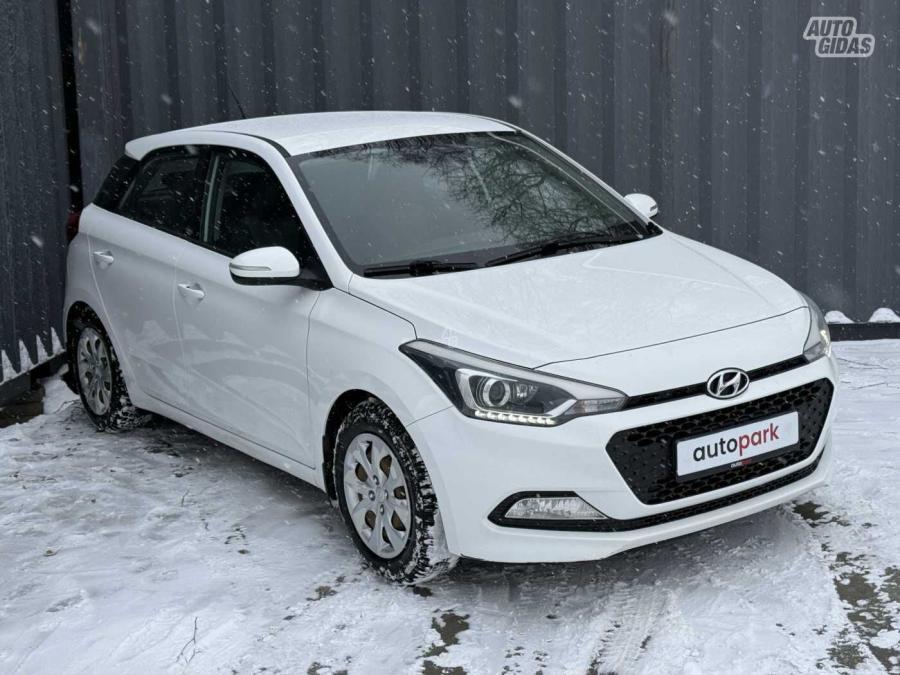 White Hyundai i20 2018 in Vilnius, with an engine capacity of 1.40 L and mileage of 182 thousand km for 6900 €, photo 2 on AUTOMOTO.COM.LV