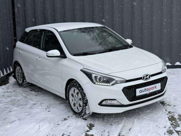 White Hyundai i20 2018 in Vilnius, with an engine capacity of 1.37 L and mileage of 182 thousand km for 6900 €, photo 2 on AUTOMOTO.COM.LV