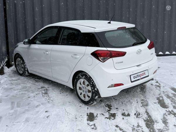 White Hyundai i20 2018 in Vilnius, with an engine capacity of 1.37 L and mileage of 182 thousand km for 6900 €, photo 4 on AUTOMOTO.COM.LV