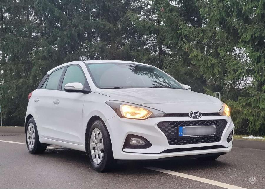 White Hyundai i20 2019 in Kaunas, with an engine capacity of 1.00 L and mileage of 200 thousand km for 5499 €, photo 1 on AUTOMOTO.COM.LV