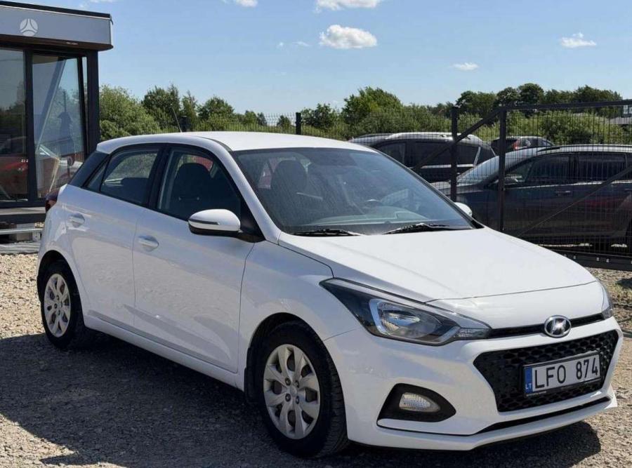 White Hyundai i20 2019 in Siauliai, with an engine capacity of 1.00 L and mileage of 148 thousand km for 8300 €, photo 4 on AUTOMOTO.COM.LV