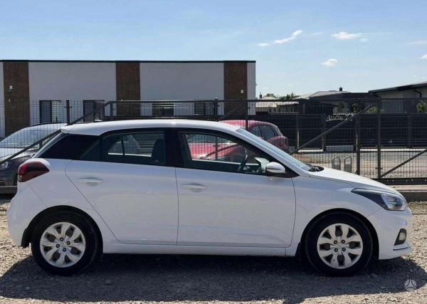 White Hyundai i20 2019 in Siauliai, with an engine capacity of 1.00 L and mileage of 148 thousand km for 8300 €, photo 4 on AUTOMOTO.COM.LV