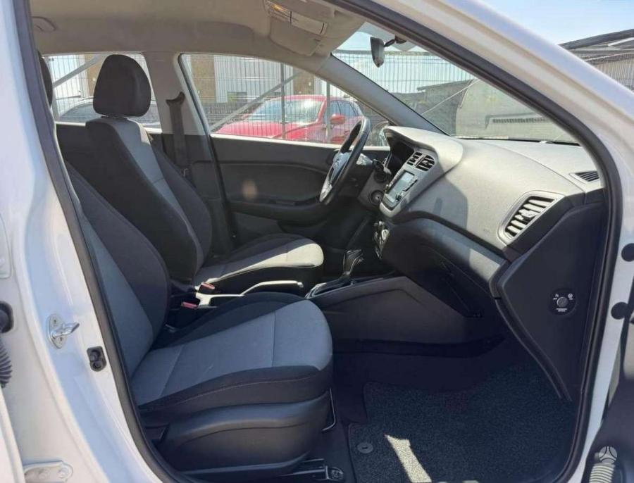 White Hyundai i20 2019 in Siauliai, with an engine capacity of 1.00 L and mileage of 148 thousand km for 8300 €, photo 16 on AUTOMOTO.COM.LV