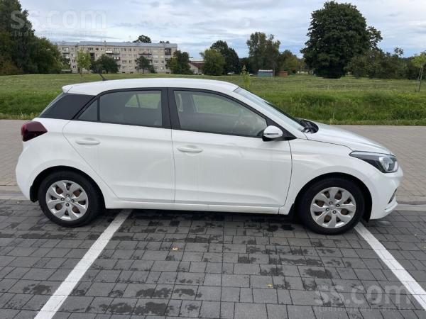 White Hyundai i20 2019 in Riga, with an engine capacity of 1.30 L and mileage of 125 thousand km for 5900 €, photo 3 on AUTOMOTO.COM.LV