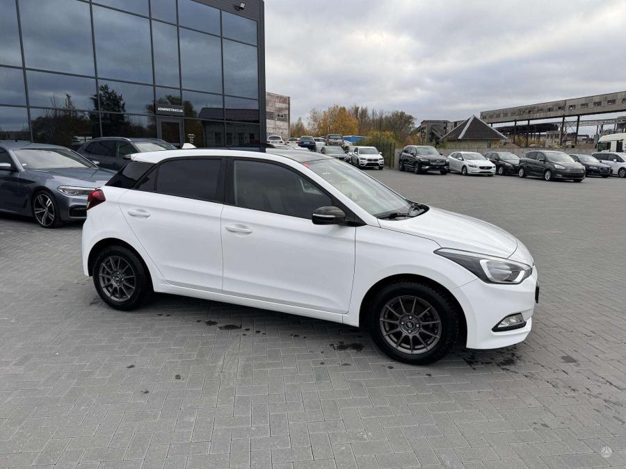 White Hyundai i20 2019 in Telschi, with an engine capacity of 1.20 L and mileage of 186 thousand km for 5300 €, photo 9 on AUTOMOTO.COM.LV