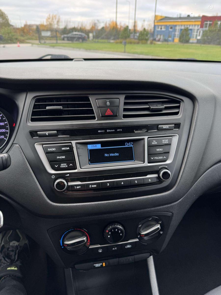 White Hyundai i20 2019 in Telschi, with an engine capacity of 1.20 L and mileage of 186 thousand km for 5300 €, photo 25 on AUTOMOTO.COM.LV