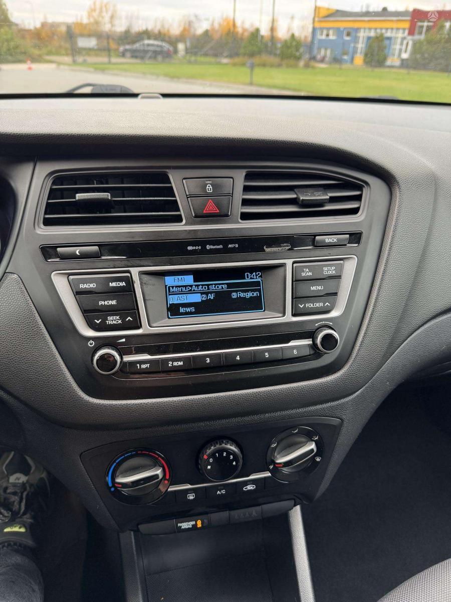 White Hyundai i20 2019 in Telschi, with an engine capacity of 1.20 L and mileage of 186 thousand km for 5300 €, photo 26 on AUTOMOTO.COM.LV