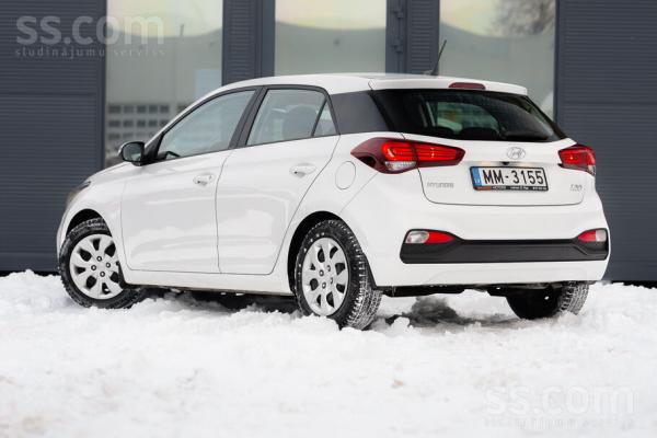 White Hyundai i20 2020 in Jelgava, with an engine capacity of 1.00 L and mileage of 195 thousand km for 7990 €, photo 4 on AUTOMOTO.COM.LV