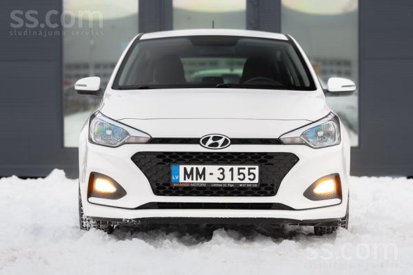 White Hyundai i20 2020 in Jelgava, with an engine capacity of 1.00 L and mileage of 195 thousand km for 7990 €, photo 5 on AUTOMOTO.COM.LV