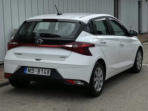 White Hyundai i20 2021 in Riga, with an engine capacity of 1.20 L and mileage of 25 thousand km for 10900 €, photo 2 on AUTOMOTO.COM.LV