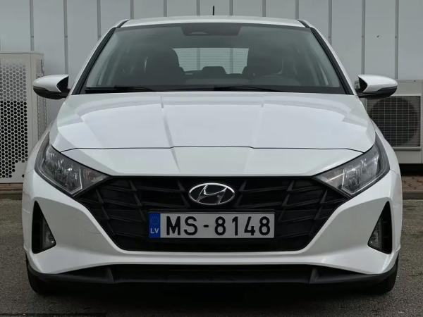 White Hyundai i20 2021 in Riga, with an engine capacity of 1.20 L and mileage of 25 thousand km for 10900 €, photo 3 on AUTOMOTO.COM.LV