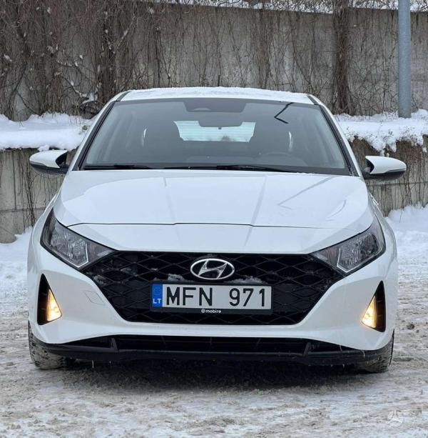 White Hyundai i20 2022 in Vilnius, with an engine capacity of 1.00 L and mileage of 76 thousand km for 11450 €, photo 2 on AUTOMOTO.COM.LV