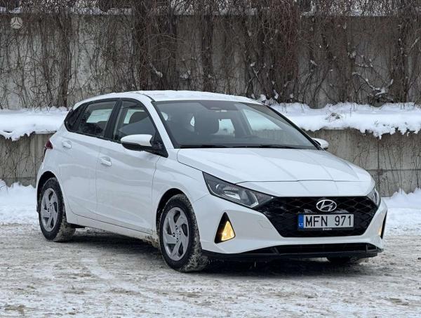 White Hyundai i20 2022 in Vilnius, with an engine capacity of 1.00 L and mileage of 76 thousand km for 11450 €, photo 3 on AUTOMOTO.COM.LV