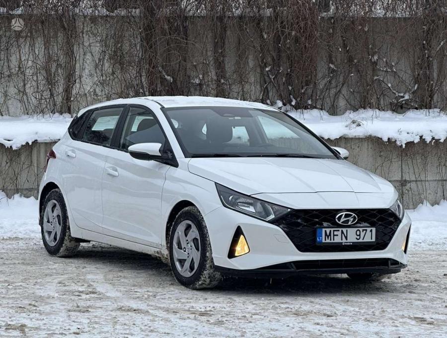 White Hyundai i20 2022 in Vilnius, with an engine capacity of 1.00 L and mileage of 76 thousand km for 11450 €, photo 3 on AUTOMOTO.COM.LV