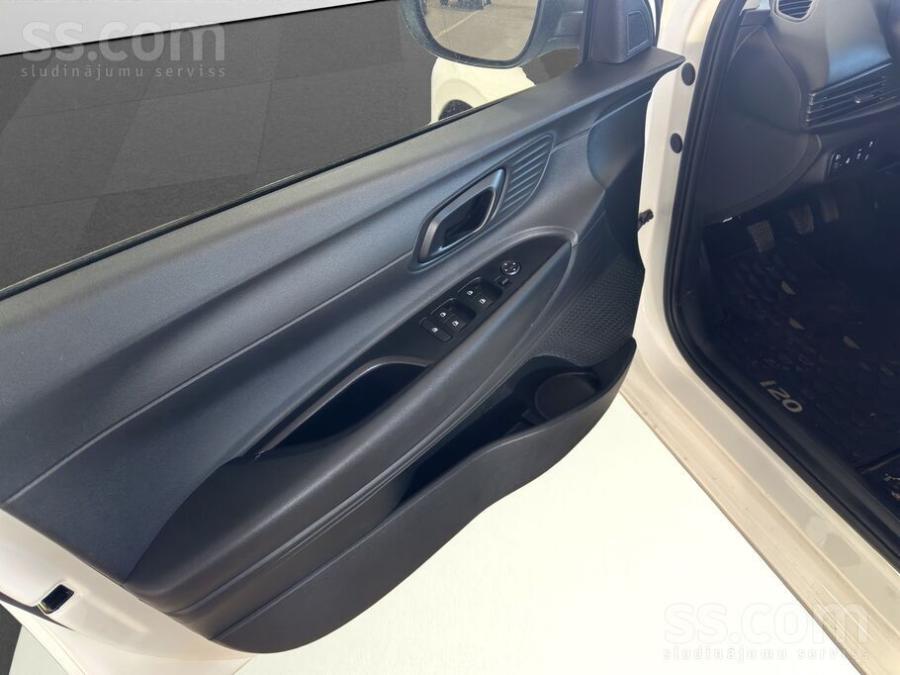 White Hyundai i20 2022 in Riga, with an engine capacity of 1.00 L and mileage of 38 thousand km for 12990 €, photo 13 on AUTOMOTO.COM.LV