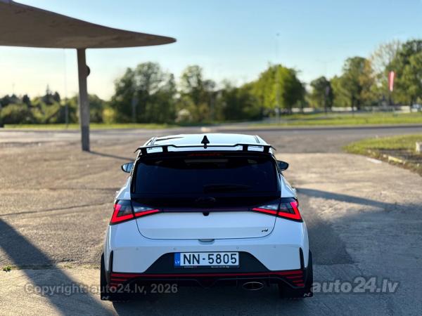 White Hyundai i20 2023 in Riga, with an engine capacity of 1.60 L and mileage of 42 thousand km for 27000 €, photo 8 on AUTOMOTO.COM.LV