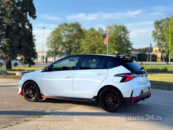 White Hyundai i20 2023 in Riga, with an engine capacity of 1.60 L and mileage of 42 thousand km for 27000 €, photo 10 on AUTOMOTO.COM.LV