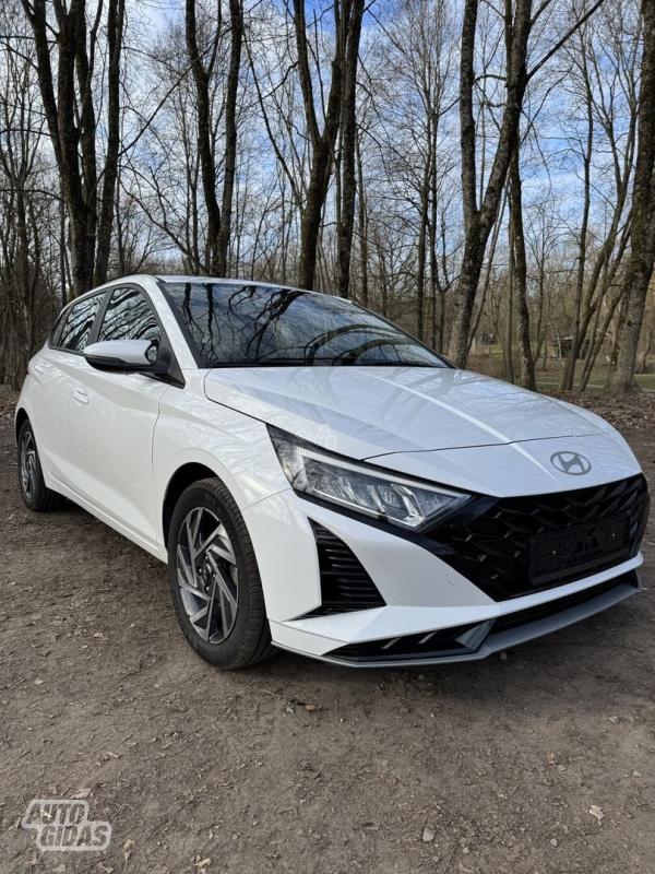 White Hyundai i20 2024 in Panevezys, with an engine capacity of 1.00 L and mileage of 17 thousand km for 14199 €, photo 1 on AUTOMOTO.COM.LV