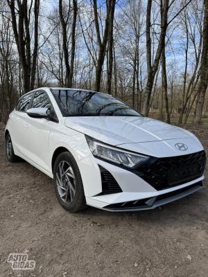 Balts Hyundai i20 2024 Panevēža, ar dzinēja tilpumu 1.00 L un nobraukumu 17 tūkst. km par 14199 €, foto  vietnē AUTOMOTO.COM.LV