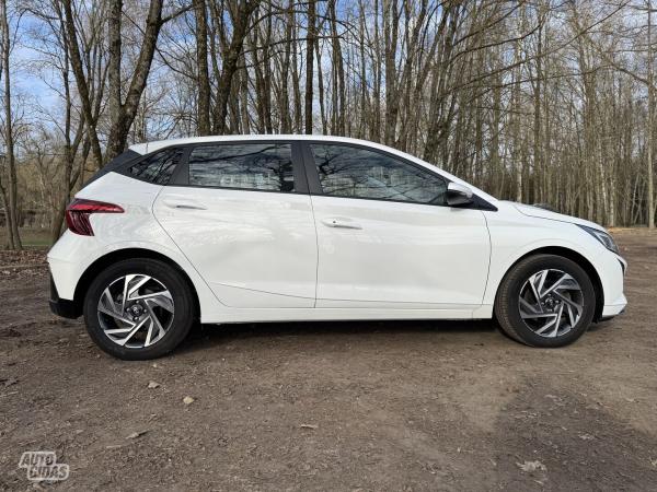 White Hyundai i20 2024 in Panevezys, with an engine capacity of 1.00 L and mileage of 17 thousand km for 14199 €, photo 2 on AUTOMOTO.COM.LV