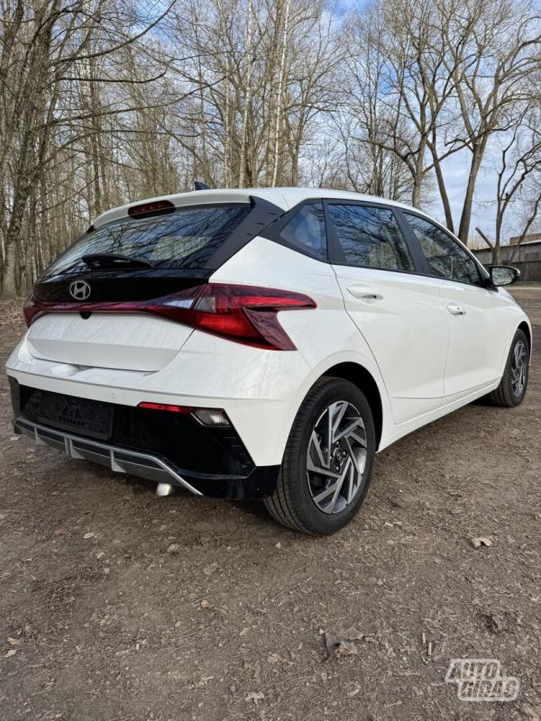 White Hyundai i20 2024 in Panevezys, with an engine capacity of 1.00 L and mileage of 17 thousand km for 14199 €, photo 3 on AUTOMOTO.COM.LV