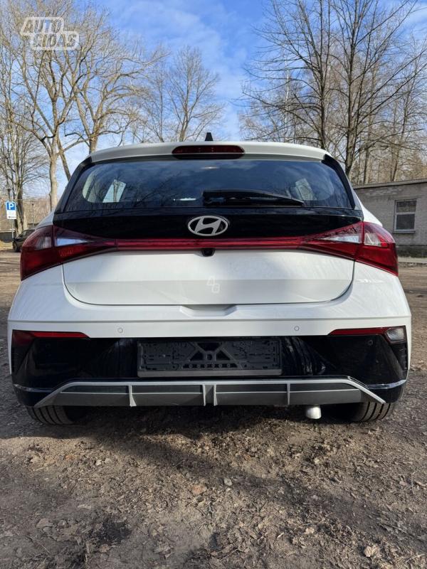 White Hyundai i20 2024 in Panevezys, with an engine capacity of 1.00 L and mileage of 17 thousand km for 14199 €, photo 4 on AUTOMOTO.COM.LV