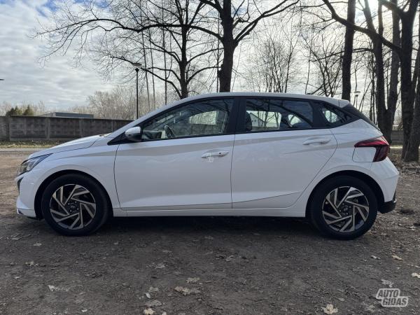 White Hyundai i20 2024 in Panevezys, with an engine capacity of 1.00 L and mileage of 17 thousand km for 14199 €, photo 6 on AUTOMOTO.COM.LV