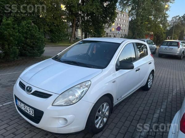 Белый Хендай и20 2012 в Рига, объемом двигателя 1.20 л и пробегом 331 тыс. км за 1600 €, фото 2 на AUTOMOTO.COM.LV