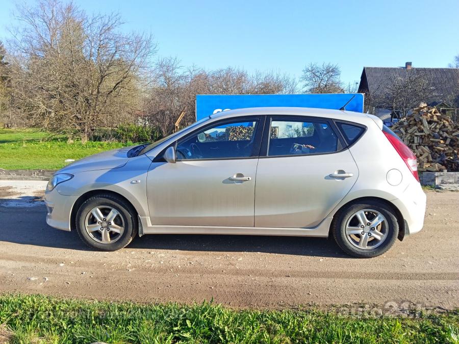 Beige Hyundai i30 2011 in Tallinn, with an engine capacity of 1.40 L and mileage of 18 thousand km for 3500 €, photo 5 on AUTOMOTO.COM.LV