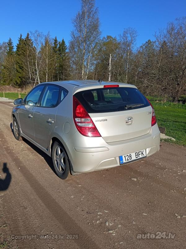 Beige Hyundai i30 2011 in Tallinn, with an engine capacity of 1.40 L and mileage of 18 thousand km for 3500 €, photo 5 on AUTOMOTO.COM.LV