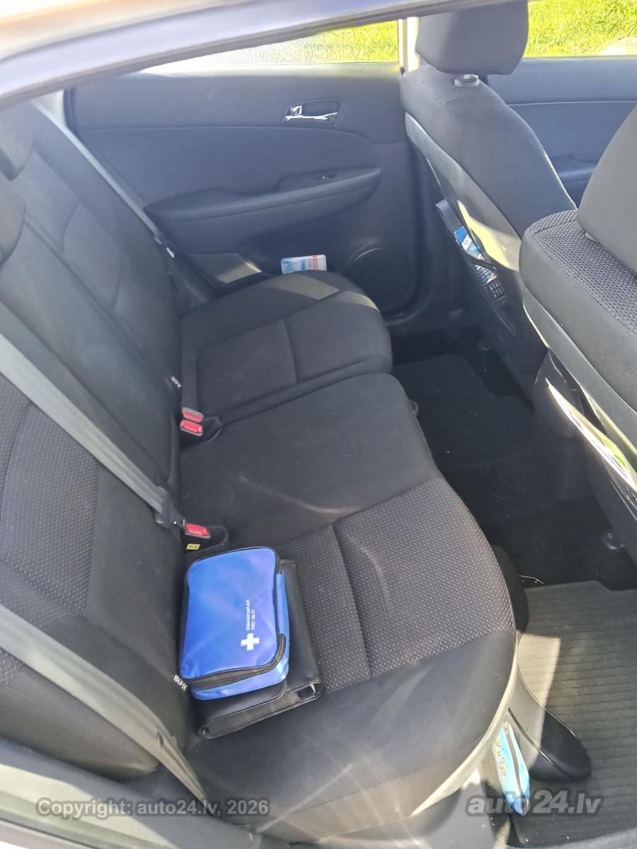 Beige Hyundai i30 2011 in Tallinn, with an engine capacity of 1.40 L and mileage of 18 thousand km for 3500 €, photo 7 on AUTOMOTO.COM.LV