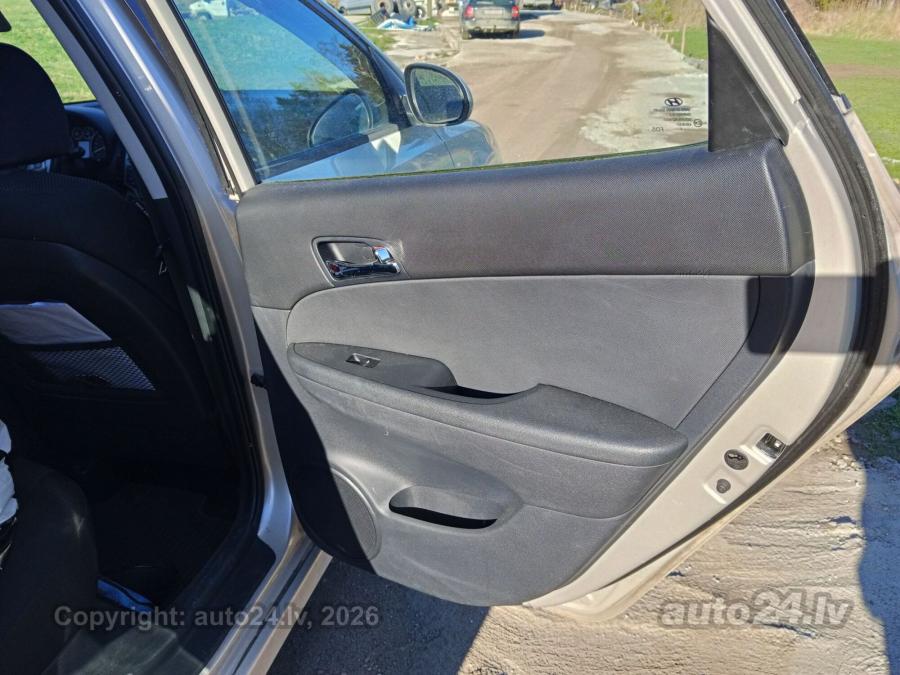 Beige Hyundai i30 2011 in Tallinn, with an engine capacity of 1.40 L and mileage of 18 thousand km for 3500 €, photo 8 on AUTOMOTO.COM.LV