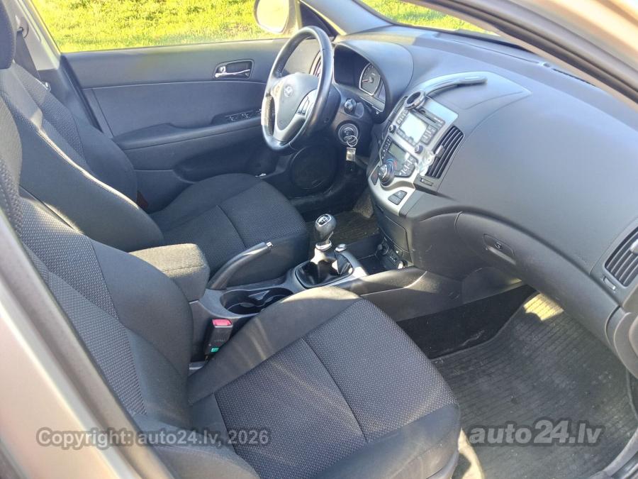 Beige Hyundai i30 2011 in Tallinn, with an engine capacity of 1.40 L and mileage of 18 thousand km for 3500 €, photo 9 on AUTOMOTO.COM.LV