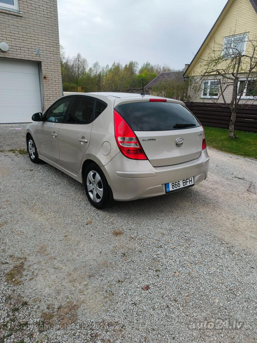Smilšu krāsa Hyundai i30 2011 Tallina, ar dzinēja tilpumu 1.40 L un nobraukumu 95 tūkst. km par 2700 €, foto 3 vietnē AUTOMOTO.COM.LV