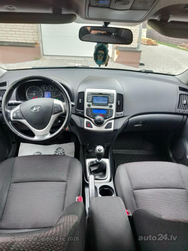 Smilšu krāsa Hyundai i30 2011 Tallina, ar dzinēja tilpumu 1.40 L un nobraukumu 95 tūkst. km par 2700 €, foto 3 vietnē AUTOMOTO.COM.LV